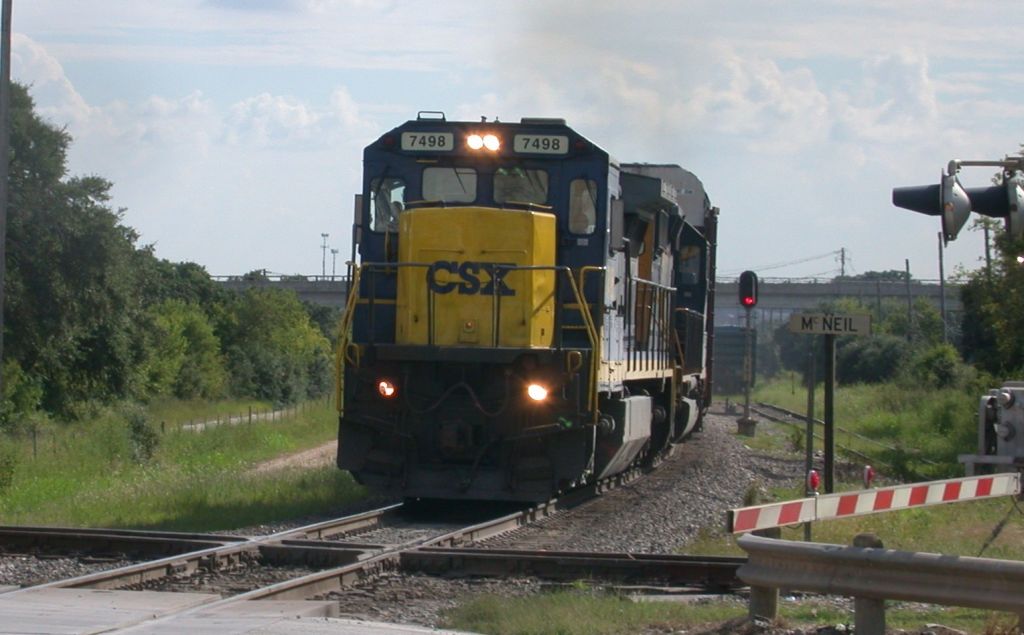 CSX 7498 18Sep2004 NB approaching the CapMetro/UP Diamond